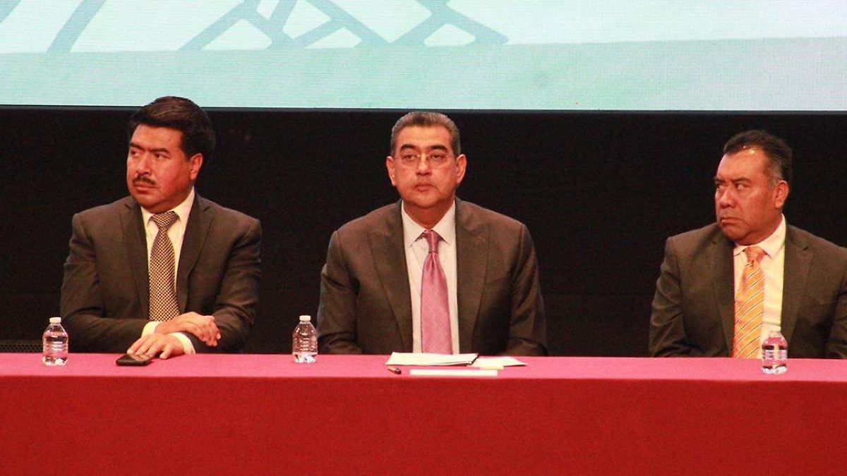 Sergio Salomón entrega de más de siete mil títulos a egresados del CECyTE - El Sol de Puebla ...